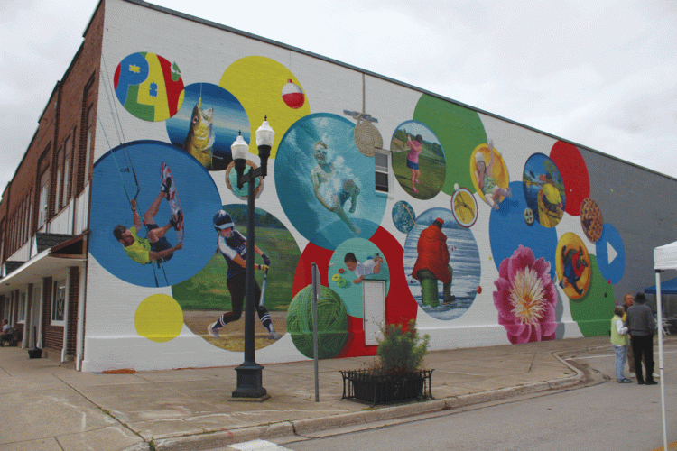‘Play’ mural unveiled in Gladstone | News, Sports, Jobs - Daily Press
